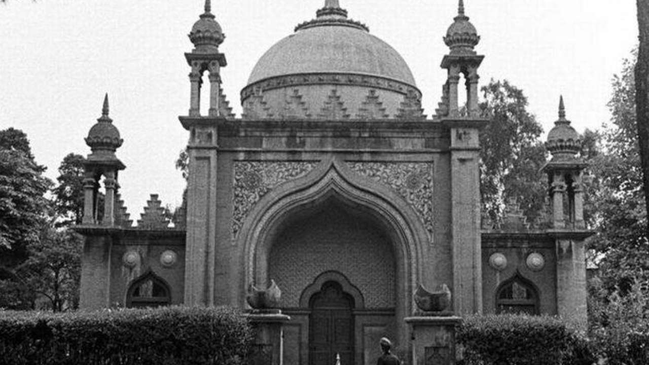How a Surrey Mosque Became the Centre of Islam in Britain | The Daily ...